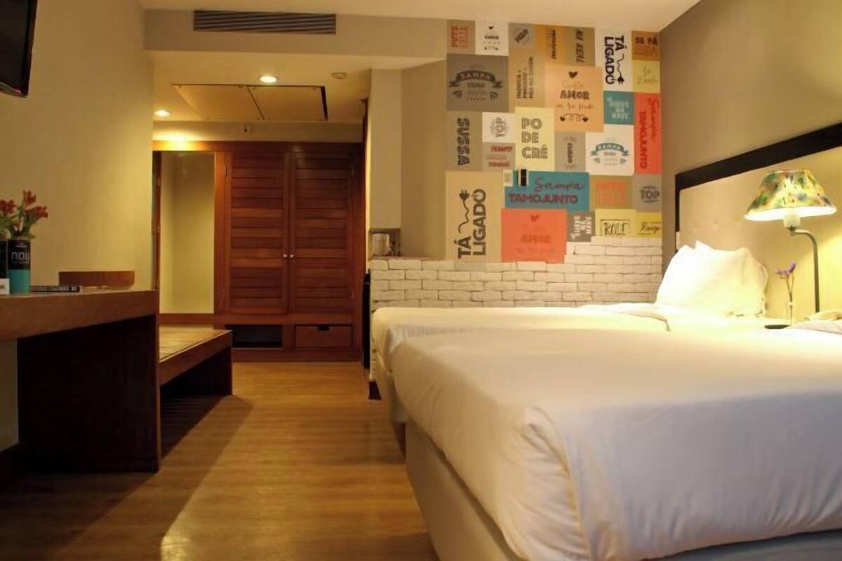 Minibar, cofre no quarto, secretária, cortinas/cortinados opacos