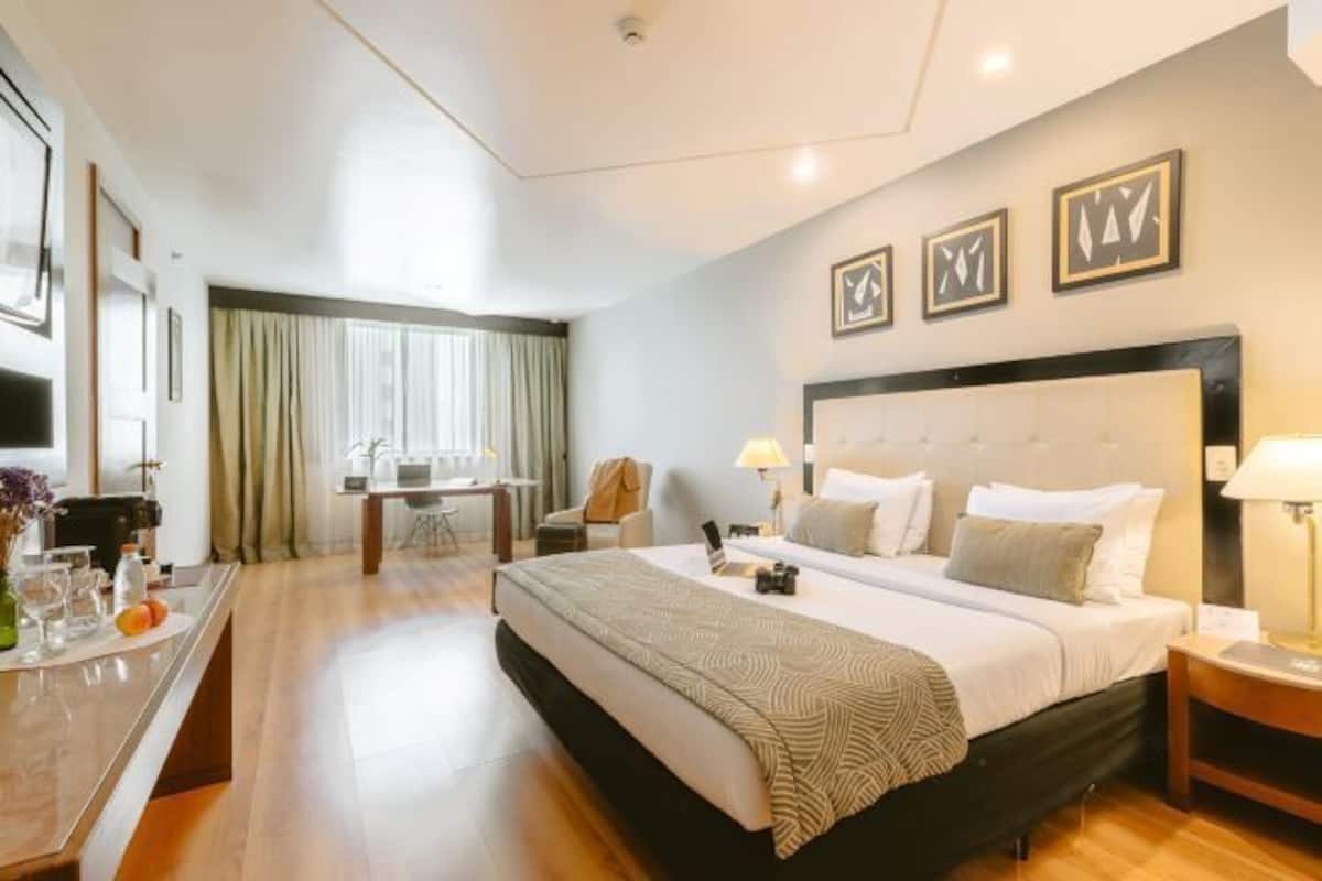 Minibar, cofre no quarto, secretária, cortinas/cortinados opacos