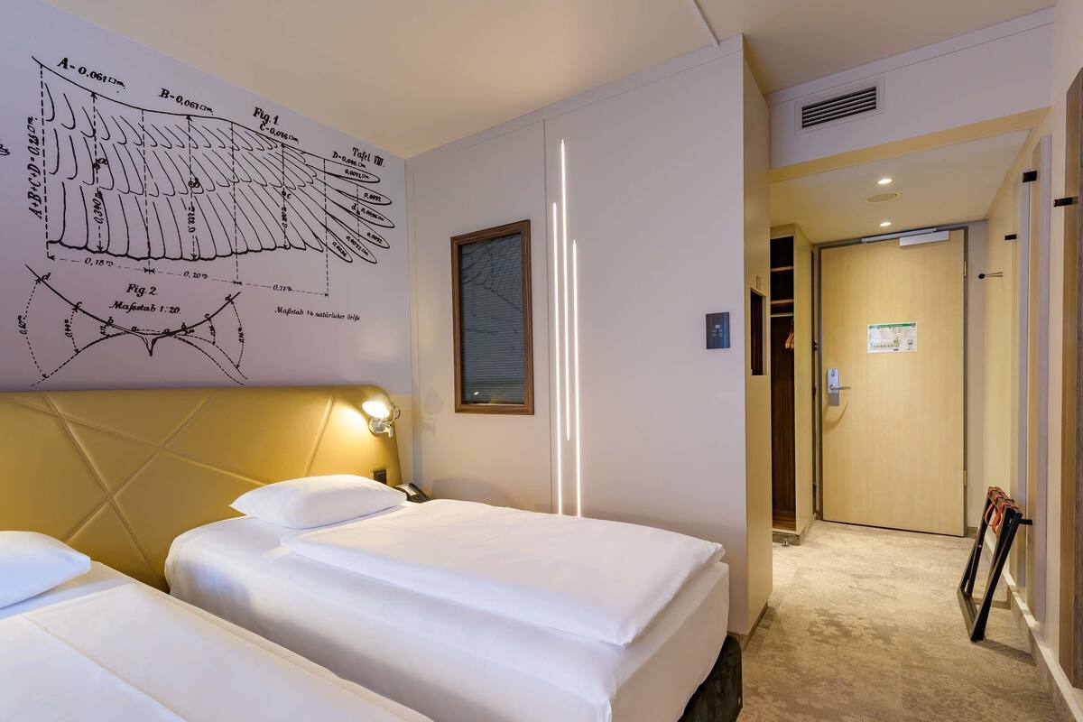 Quarto Twin, 2 camas individuais | Roupa hipoalergénica, cofre com capacidade para portátil, secretária 