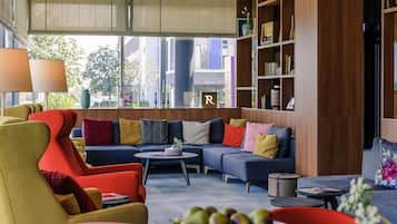 Serviço de café da manhã, almoço, jantar; restaurante ao ar livre