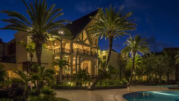 Fachada do alojamento (tarde/noite)