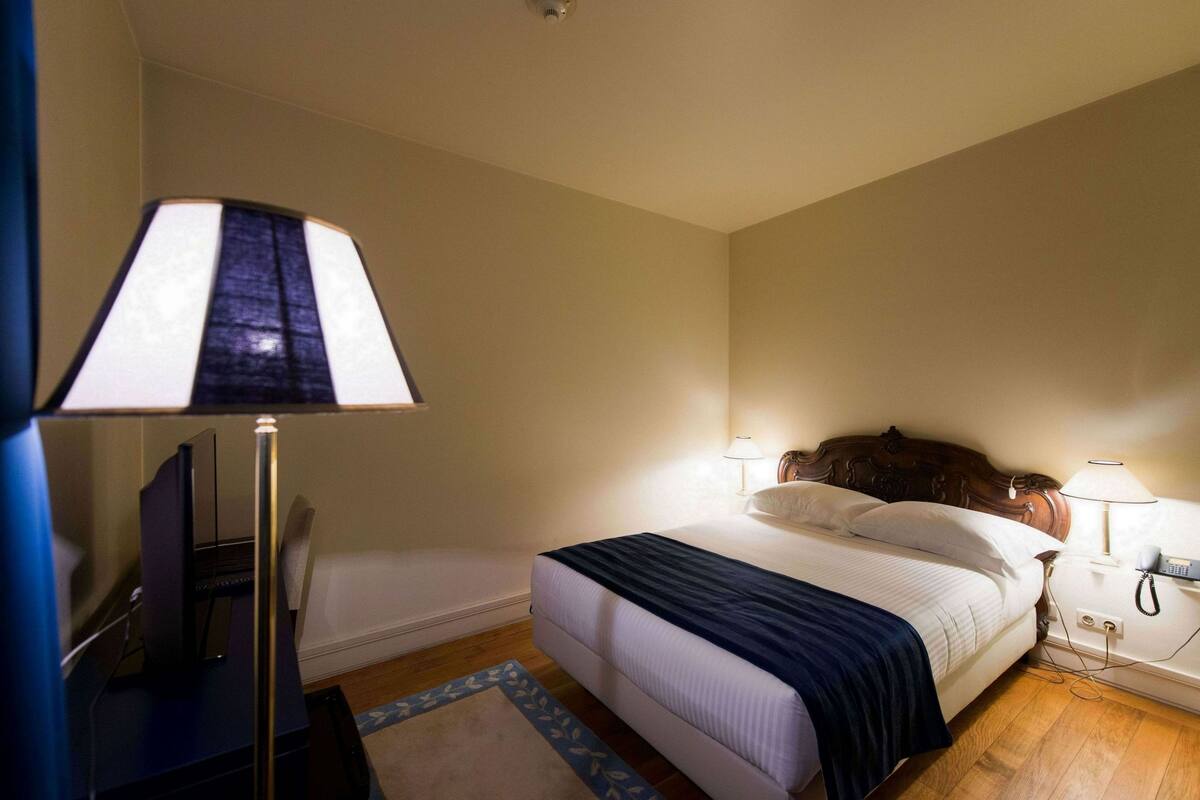 Quarto Clássico com Cama de Casal | Minibar, secretária, secretária adequada para computadores portáteis