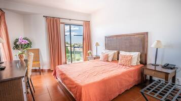 Suíte, vista para a piscina | Frigobar, cofres nos quartos, cortinas blackout, Wi-Fi de cortesia