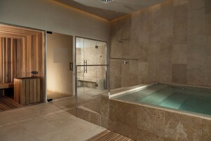 Sala(s) para tratamentos a casais, sauna, banheira de hidromassagem