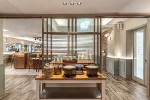 Café da manhã com buffet todos os dias (EUR 12 por pessoa) 