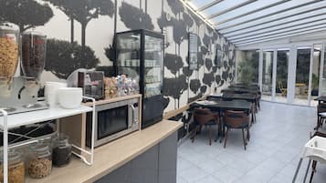 Pequeno-almoço tipo buffet diário (12 EUR por pessoa)