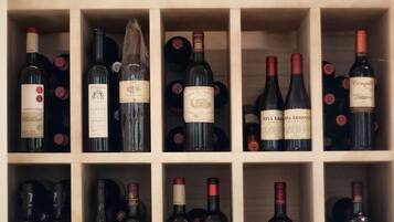 Uma adega com vários vinhos.