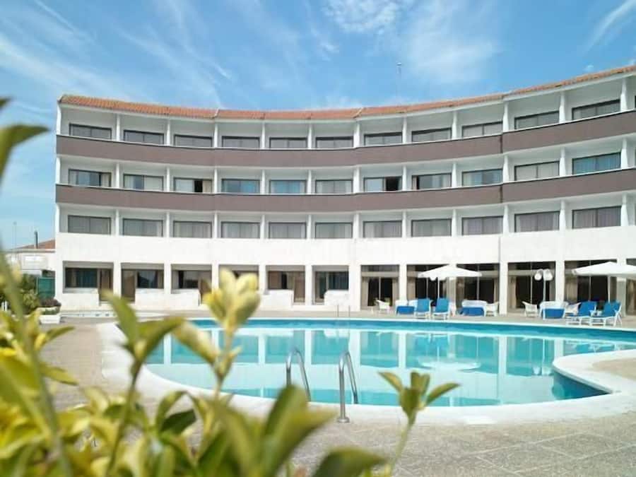 Piscina externa sazonal, funciona das 9h às 20h, guarda-sóis