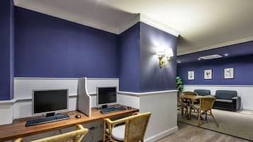 Este bar no lobby do hotel