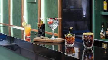Este bar no lobby do hotel
