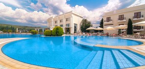 Piscina externa sazonal, guarda-sóis, espreguiçadeiras