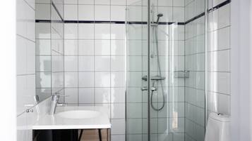 Chuveiro, produtos de toalete grátis, secador de cabelo