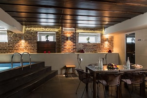 Banheira de hidromassagem interior