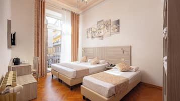 Quarto triplo | Edredons de pluma, frigobar, cofres nos quartos, escrivaninha