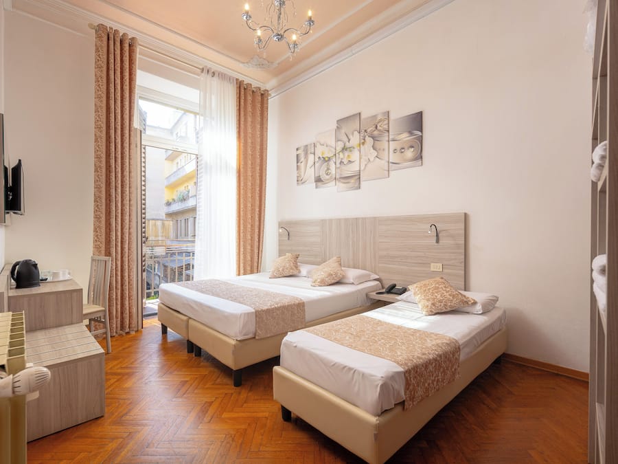 Quarto triplo | Edredons de pluma, frigobar, cofres nos quartos, escrivaninha