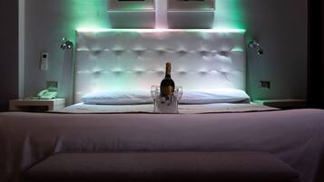 Minibar, cofre no quarto, secretária