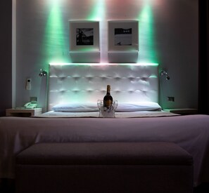 Minibar, cofre no quarto, secretária 