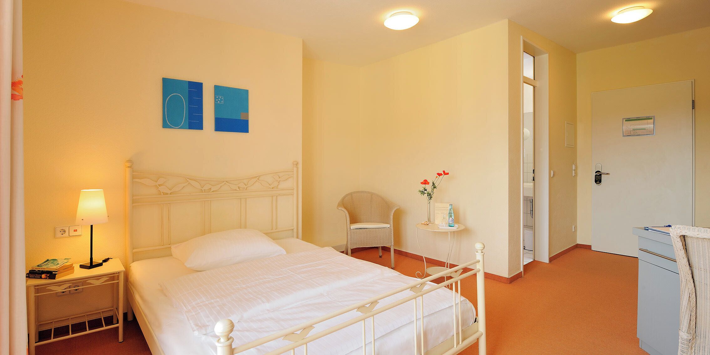 Quarto Individual | Roupa hipoalergénica, cofre no quarto, secretária 