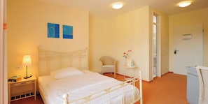 Quarto solteiro | Roupas de cama antialérgicas, cofres nos quartos, escrivaninha