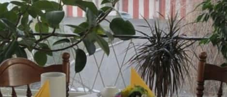 Café da manhã com buffet todos os dias (EUR 14 por pessoa)