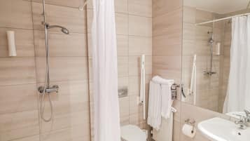 Quarto casal econômico | Banheiro | Secador de cabelo (mediante solicitação), toalhas de banho