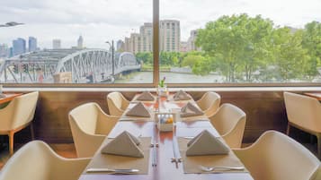 3 restaurantes, é servido café da manhã