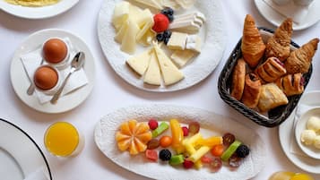Pequeno-almoço tipo buffet diário (27 EUR por pessoa)