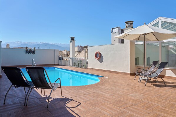 Piscina externa sazonal, funciona das 11h às 20h, guarda-sóis