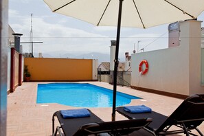 Piscina externa sazonal, funciona das 11h às 20h, guarda-sóis