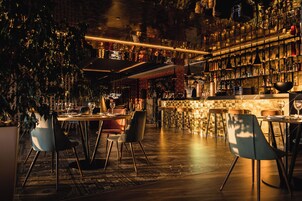 Pequenos-almoços, almoços, jantares servidos, com vista para a piscina