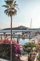 Piscina interior, piscina exterior sazonal, guarda-sóis