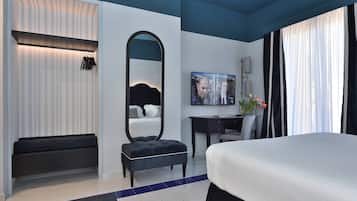 Quarto Deluxe, 1 quarto, não fumadores, vista para o mar | Minibar, cofre no quarto, secretária, roupa de cama fornecida