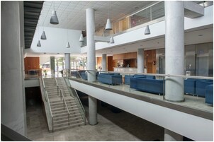 Área de estar no saguão