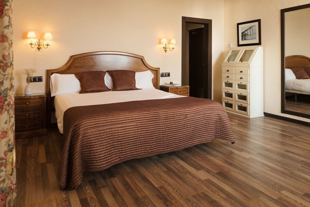 Escrivaninha, cortinas blackout, ferros/tábuas de passar roupa