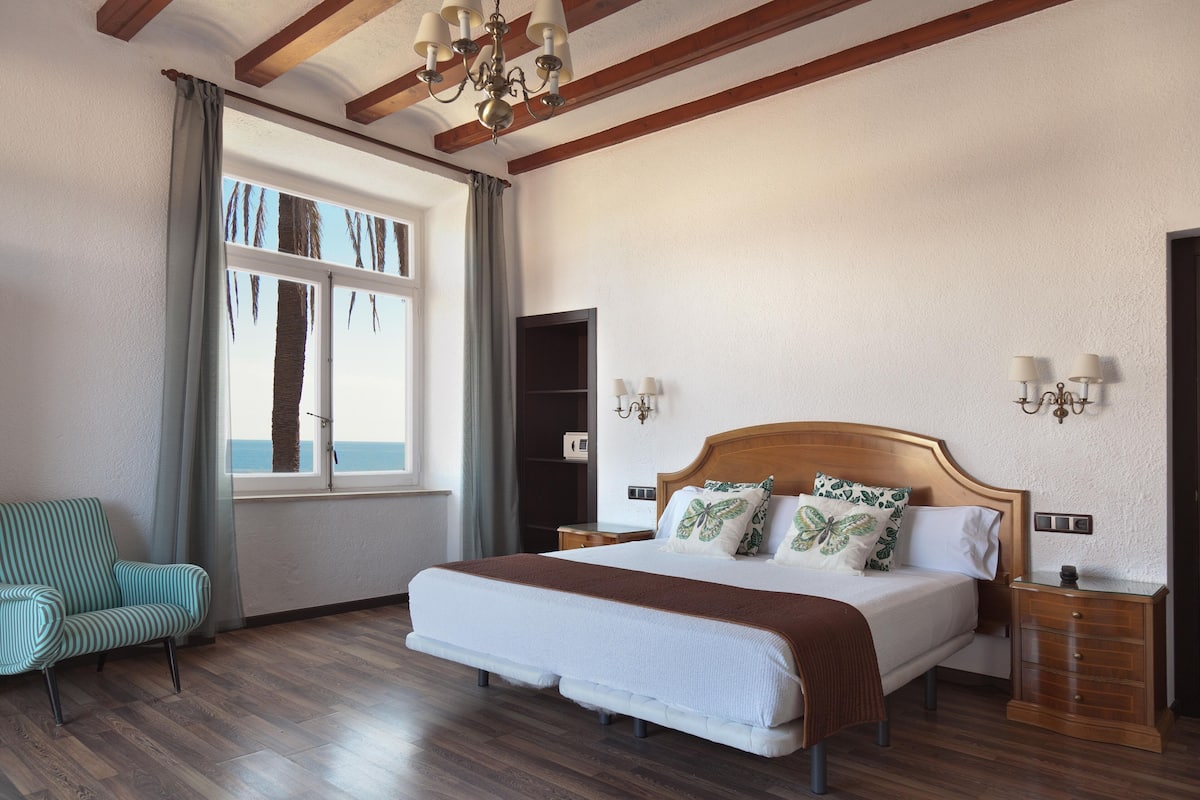 Escrivaninha, cortinas blackout, ferros/tábuas de passar roupa