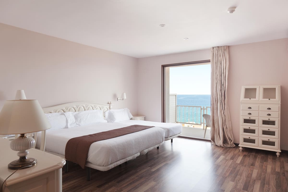 Escrivaninha, cortinas blackout, ferros/tábuas de passar roupa