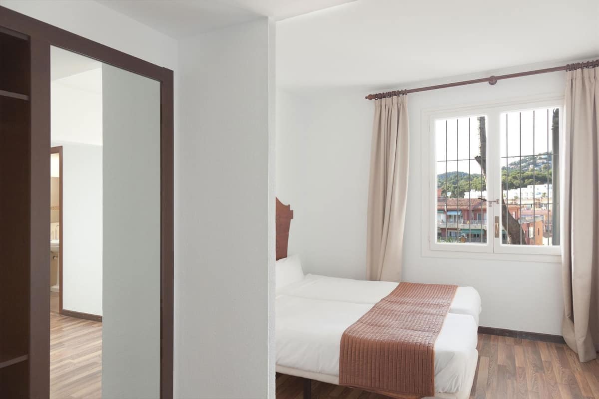 Escrivaninha, cortinas blackout, ferros/tábuas de passar roupa