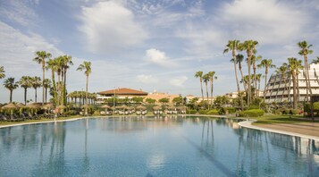 Piscina externa sazonal, barracas de cortesia, guarda-sóis