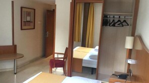 Cofre no quarto, secretária, camas desdobráveis, Wi-fi grátis 