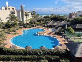 Cofres nos quartos, individualmente mobiliados, escrivaninha