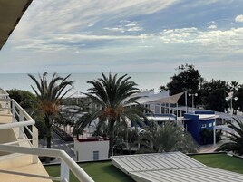 Cofres nos quartos, individualmente mobiliados, escrivaninha