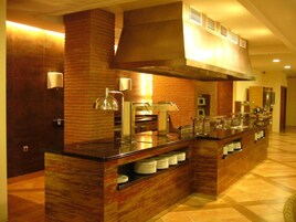 Café da manhã com buffet todos os dias (EUR 14 por pessoa) 
