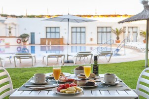 Café da manhã com buffet todos os dias mediante uma taxa