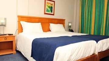 Minibar, secretária, quartos insonorizados, camas desdobráveis