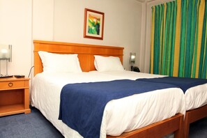 Minibar, secretária, quartos insonorizados, camas desdobráveis 