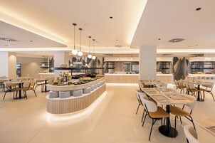 Café da manhã, almoço e jantar; culinária mediterrânea 