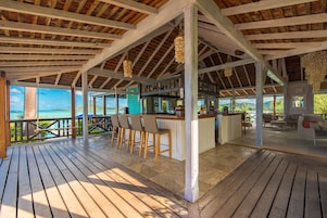2 bares/lounges, bar ao lado da piscina, bar na praia