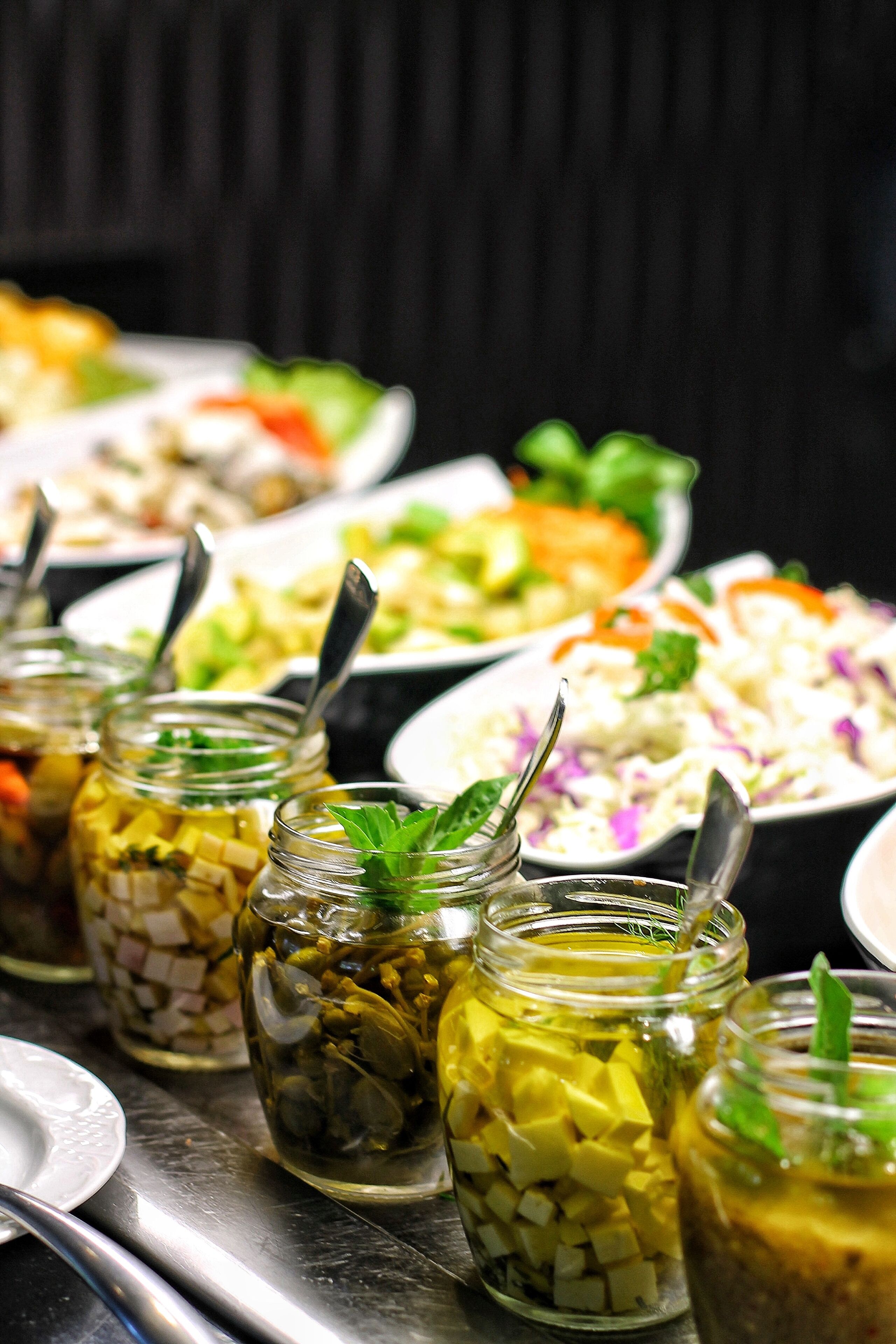 Uma mesa de buffet com diversos pratos e conservas.
