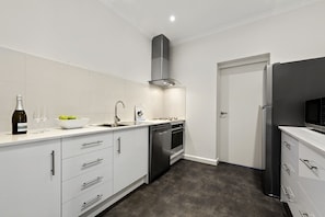 Apartamento Executivo, 2 quartos | Cozinha privada | Um frigorífico, um micro-ondas, uma placa de cozinha 