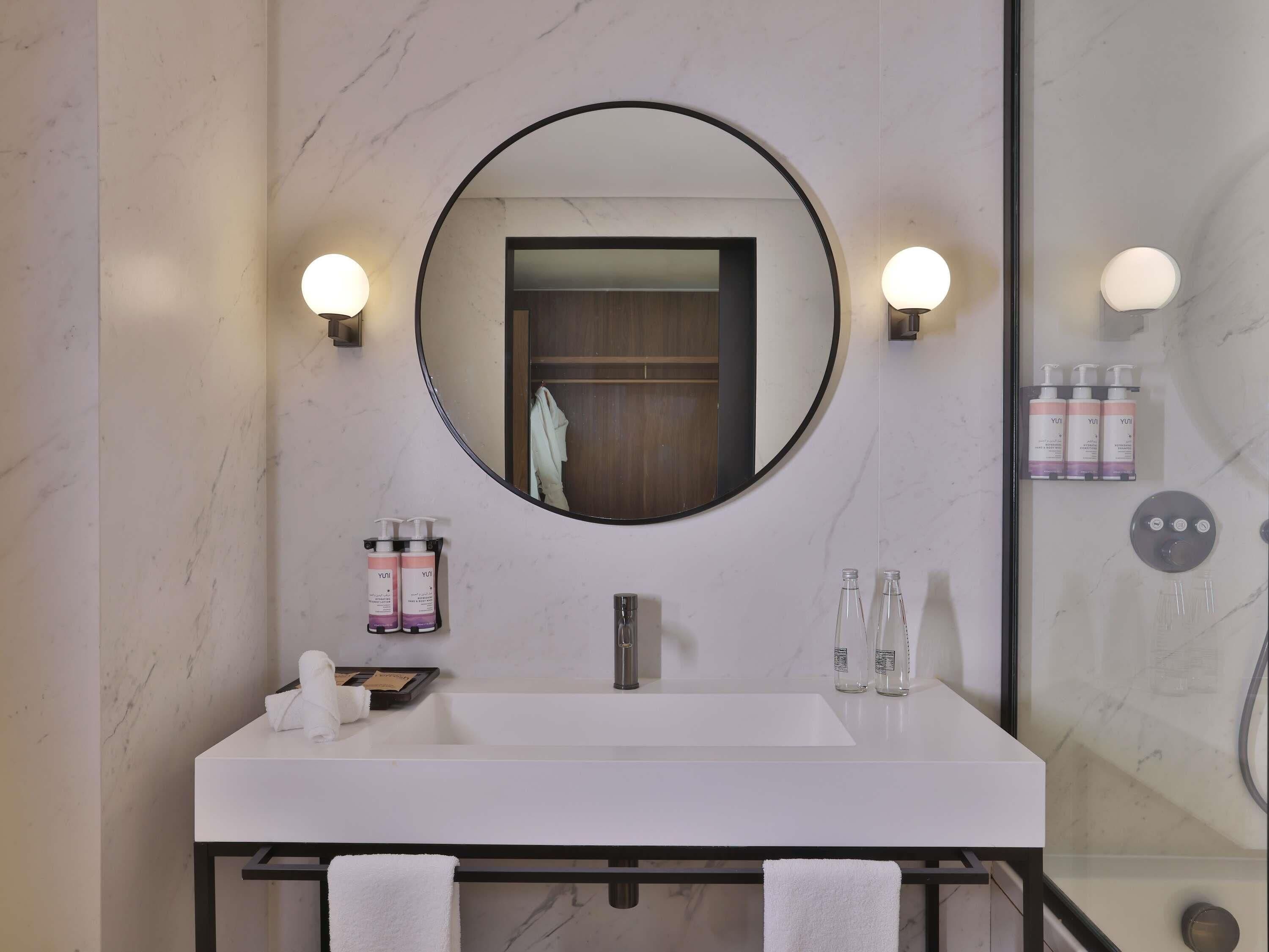 1 quarto, minibar, cofre com capacidade para portátil, secretária 